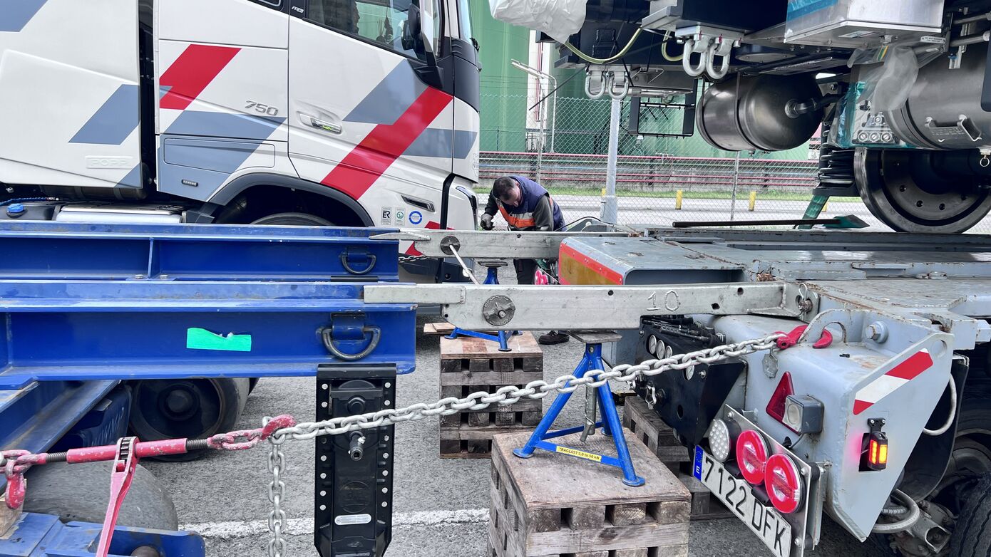 How new transport solutions for railcars and locomotives empowers ...