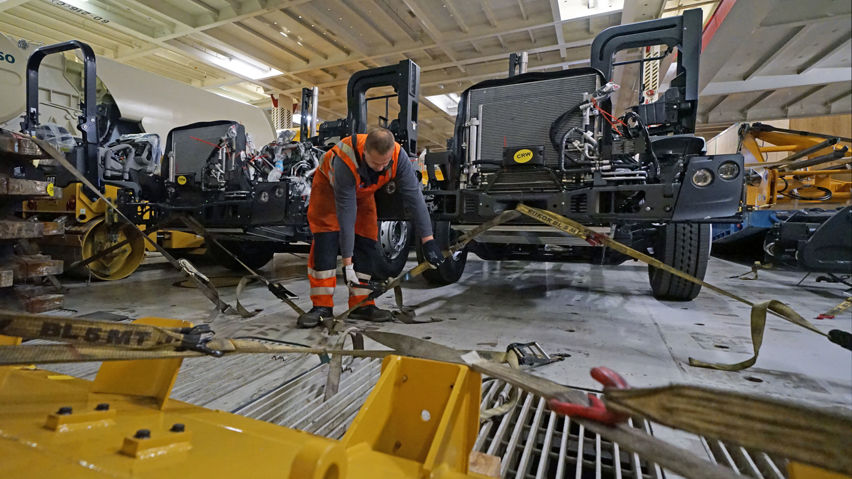 Daimler leans on expert engineers for truck dismantling - Wallenius ...